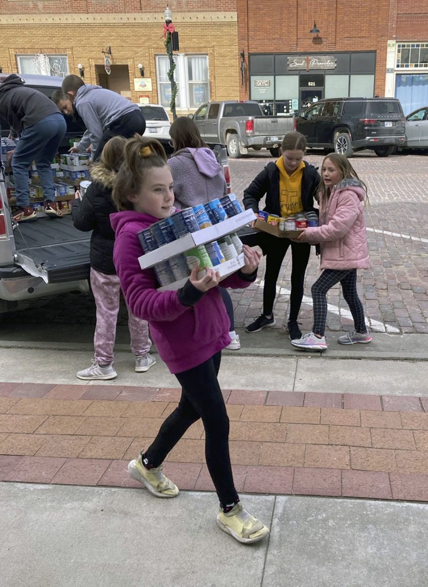 Student’s deliver food – The Courier-Tribune